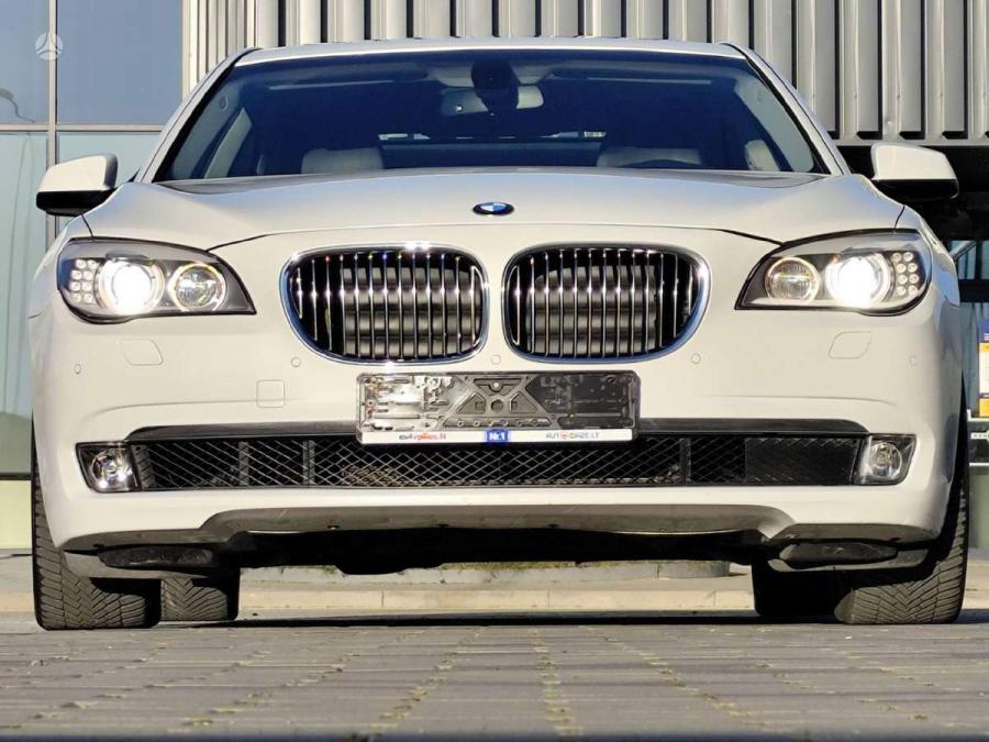 White BMW 740 2010 in Siauliai, with an engine capacity of 3.00 L and mileage of 186 thousand km for 9990 €, photo 10 on AUTOMOTO.COM.LV