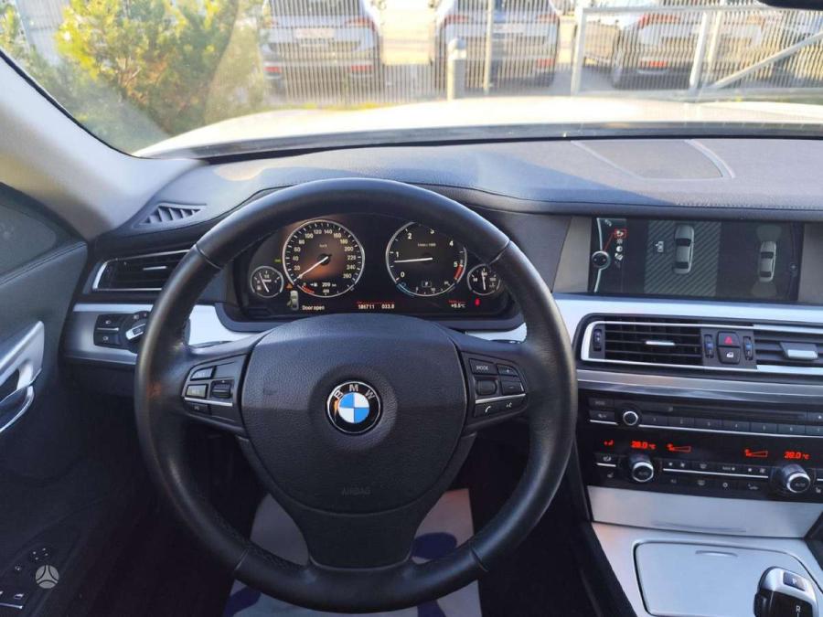 White BMW 740 2010 in Siauliai, with an engine capacity of 3.00 L and mileage of 186 thousand km for 9990 €, photo 12 on AUTOMOTO.COM.LV