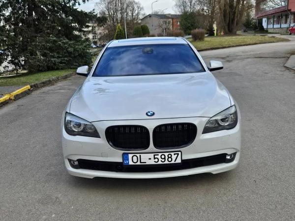 White BMW 740 2010 in Jekabpils, with an engine capacity of 3.00 L and mileage of 229 thousand km for 9490 €, photo 3 on AUTOMOTO.COM.LV