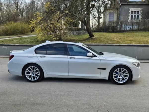 White BMW 740 2010 in Jekabpils, with an engine capacity of 3.00 L and mileage of 229 thousand km for 9490 €, photo 7 on AUTOMOTO.COM.LV
