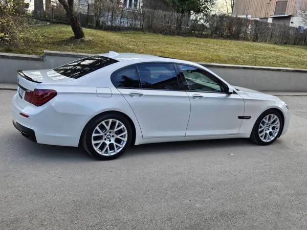 White BMW 740 2010 in Jekabpils, with an engine capacity of 3.00 L and mileage of 229 thousand km for 9490 €, photo 8 on AUTOMOTO.COM.LV