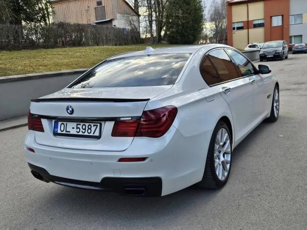 White BMW 740 2010 in Jekabpils, with an engine capacity of 3.00 L and mileage of 229 thousand km for 9490 €, photo 9 on AUTOMOTO.COM.LV