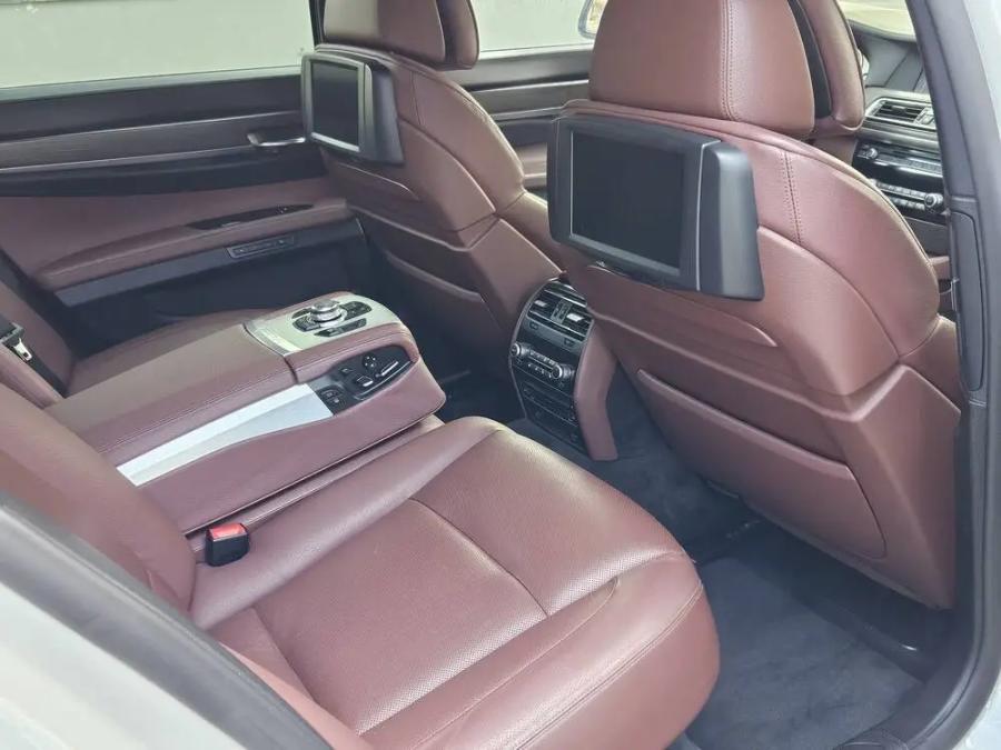 Белый БМВ 740 2010 в Екабпилс, объемом двигателя 3.00 л и пробегом 229 тыс. км за 9490 €, фото 24 на AUTOMOTO.COM.LV