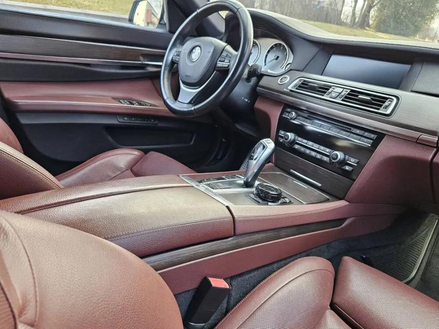 Белый БМВ 740 2010 в Екабпилс, объемом двигателя 3.00 л и пробегом 229 тыс. км за 9490 €, фото 26 на AUTOMOTO.COM.LV