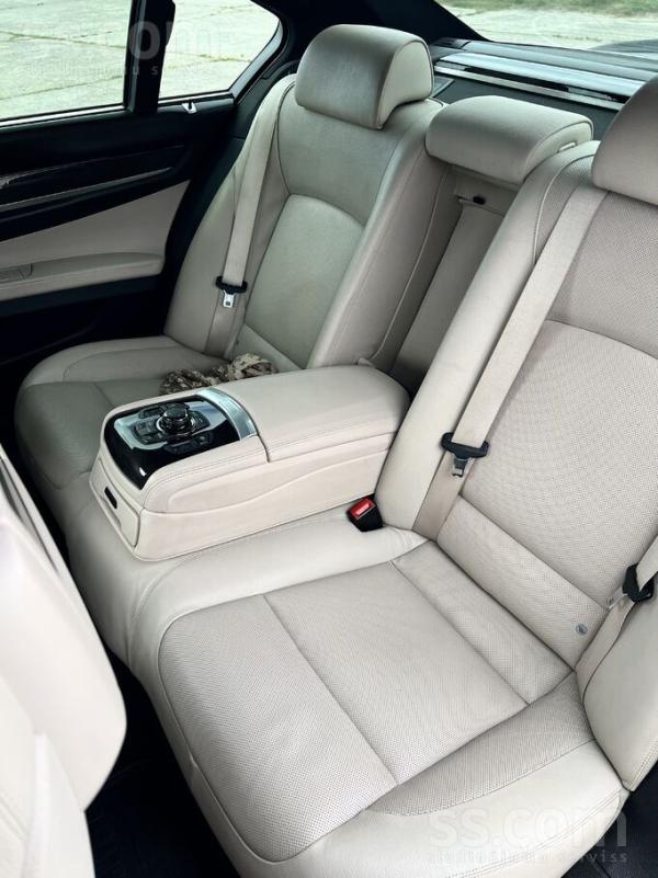 Balts BMW 740 2010 Liepāja, ar dzinēja tilpumu 3.00 L un nobraukumu 262 tūkst. km par 13000 €, foto 3 vietnē AUTOMOTO.COM.LV