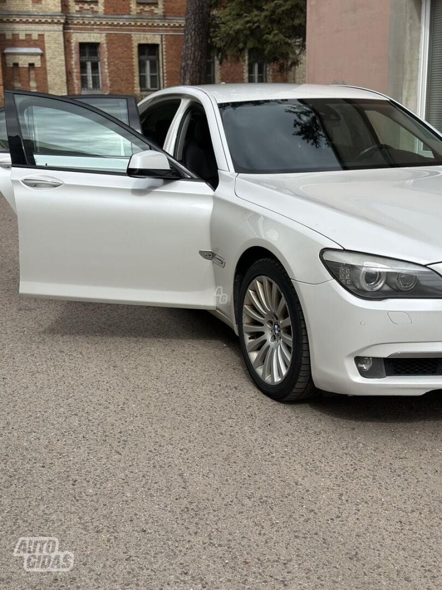 White BMW 740 2011 in Alytus, with an engine capacity of 3.00 L and mileage of 342 thousand km for 11200 €, photo 4 on AUTOMOTO.COM.LV