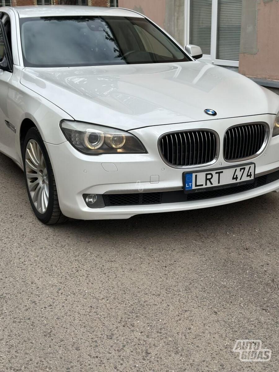 White BMW 740 2011 in Alytus, with an engine capacity of 3.00 L and mileage of 342 thousand km for 11200 €, photo 12 on AUTOMOTO.COM.LV