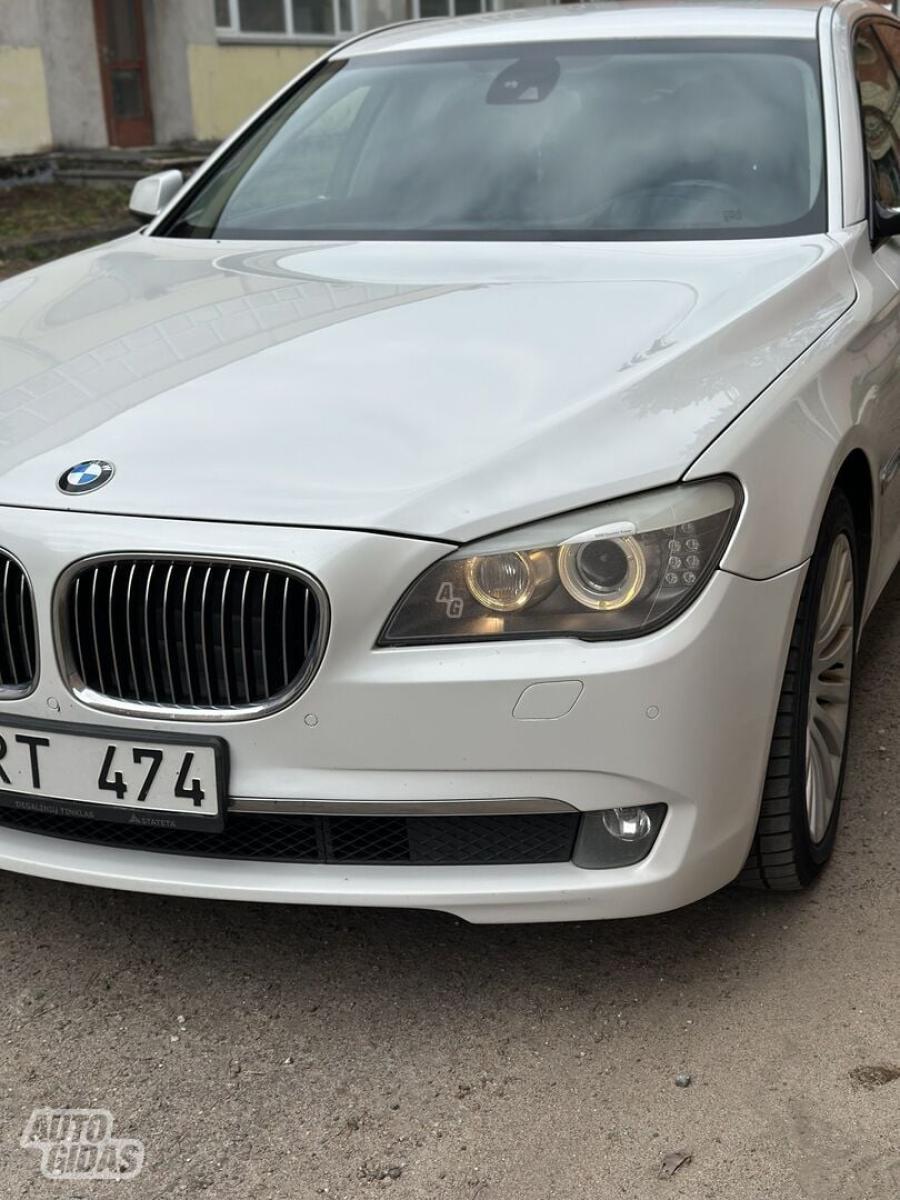 White BMW 740 2011 in Alytus, with an engine capacity of 3.00 L and mileage of 342 thousand km for 11200 €, photo 18 on AUTOMOTO.COM.LV
