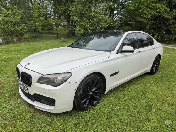 White BMW 740 2011 in Vilnius, with an engine capacity of 2.99 L and mileage of 331 thousand km for 9700 €, photo 5 on AUTOMOTO.COM.LV