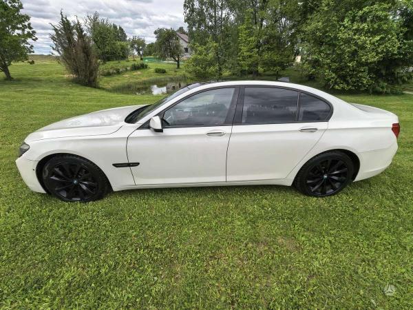 White BMW 740 2011 in Vilnius, with an engine capacity of 2.99 L and mileage of 331 thousand km for 9700 €, photo 6 on AUTOMOTO.COM.LV