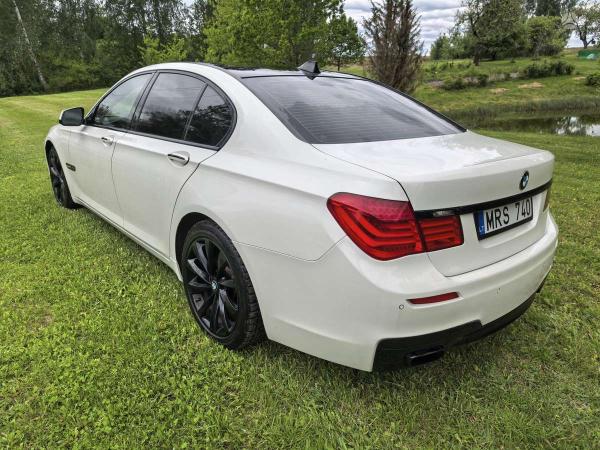 White BMW 740 2011 in Vilnius, with an engine capacity of 2.99 L and mileage of 331 thousand km for 9700 €, photo 7 on AUTOMOTO.COM.LV