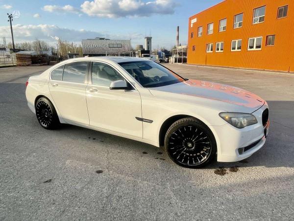 White BMW 740 2012 in Kaunas, with an engine capacity of 0.00 L and mileage of 257 thousand km for 85000 €, photo 4 on AUTOMOTO.COM.LV
