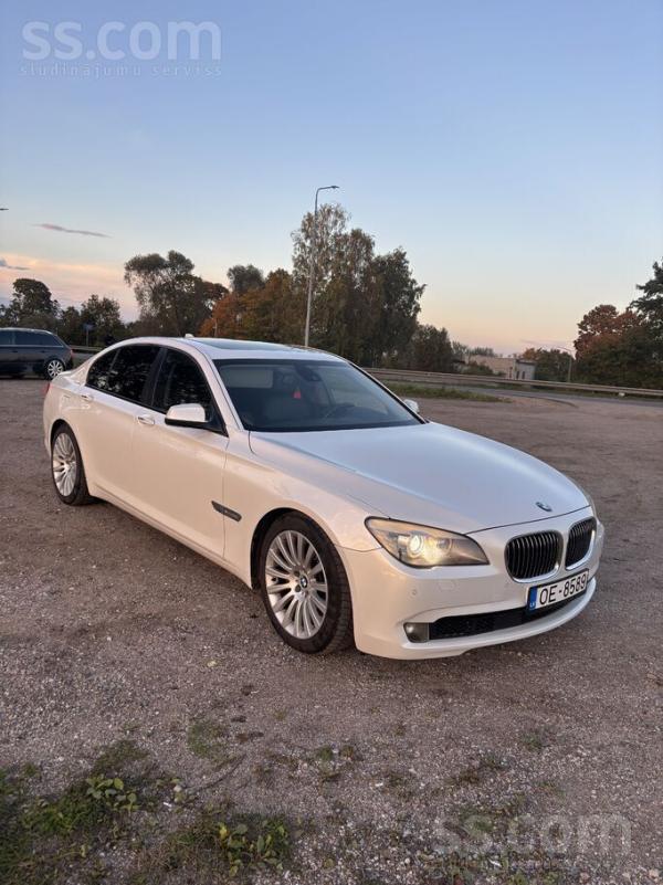 Balts BMW 740 2012 Daugavpils, ar dzinēja tilpumu 3.00 L un nobraukumu 231 tūkst. km par 16000 €, foto 4 vietnē AUTOMOTO.COM.LV