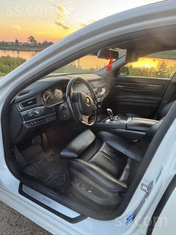 Balts BMW 740 2012 Daugavpils, ar dzinēja tilpumu 3.00 L un nobraukumu 231 tūkst. km par 16000 €, foto 6 vietnē AUTOMOTO.COM.LV