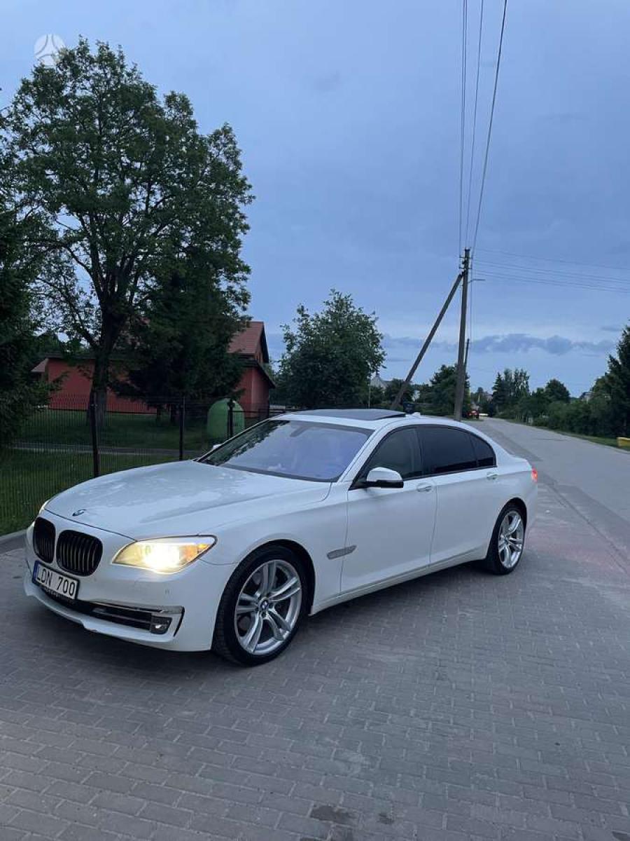 White BMW 740 2013 in Vilnius, with an engine capacity of 2.98 L and mileage of 203 thousand km for 12000 €, photo 2 on AUTOMOTO.COM.LV