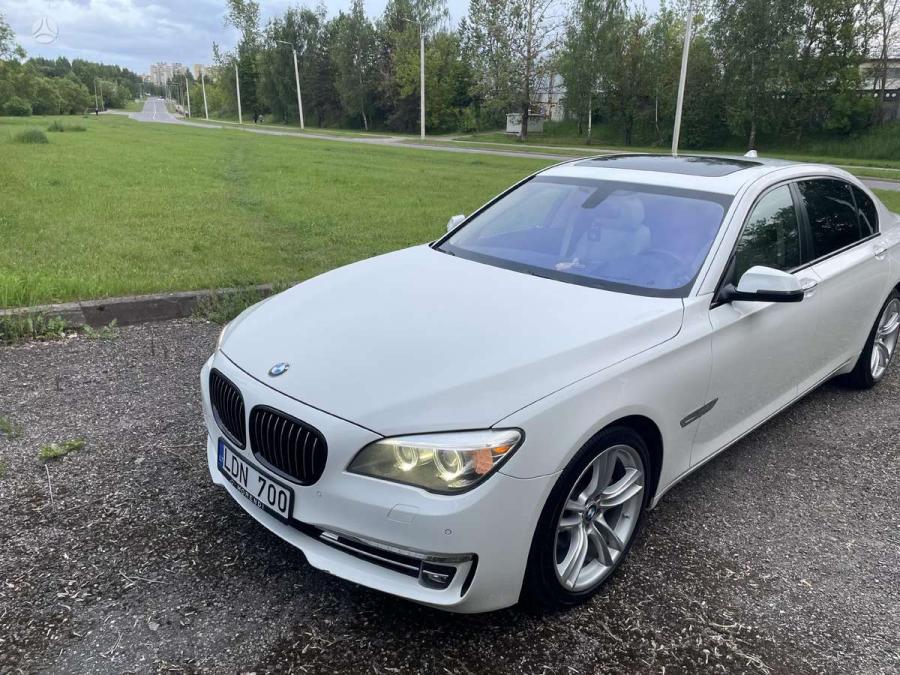 White BMW 740 2013 in Vilnius, with an engine capacity of 2.98 L and mileage of 203 thousand km for 12000 €, photo 3 on AUTOMOTO.COM.LV