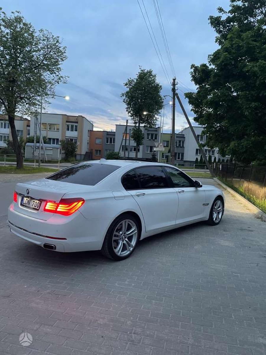 White BMW 740 2013 in Vilnius, with an engine capacity of 2.98 L and mileage of 203 thousand km for 12000 €, photo 4 on AUTOMOTO.COM.LV