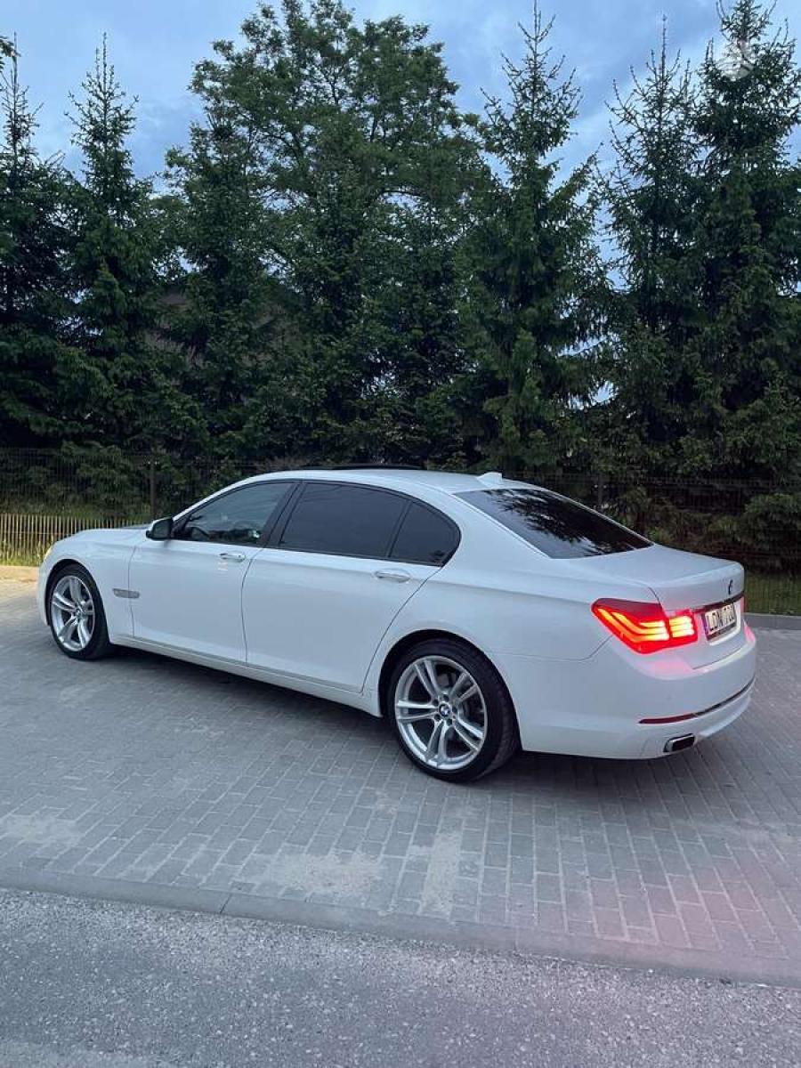 White BMW 740 2013 in Vilnius, with an engine capacity of 2.98 L and mileage of 203 thousand km for 12000 €, photo 5 on AUTOMOTO.COM.LV