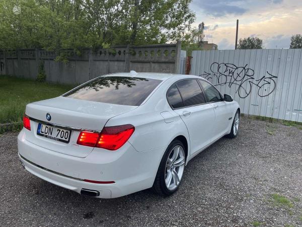 White BMW 740 2013 in Vilnius, with an engine capacity of 2.98 L and mileage of 203 thousand km for 12000 €, photo 7 on AUTOMOTO.COM.LV