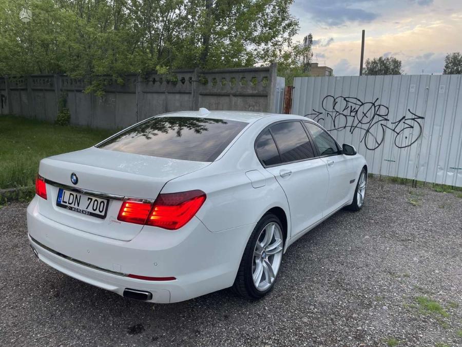 White BMW 740 2013 in Vilnius, with an engine capacity of 2.98 L and mileage of 203 thousand km for 12000 €, photo 7 on AUTOMOTO.COM.LV