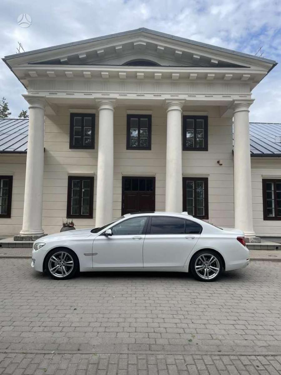 White BMW 740 2013 in Vilnius, with an engine capacity of 2.98 L and mileage of 203 thousand km for 12000 €, photo 8 on AUTOMOTO.COM.LV