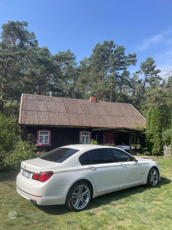 White BMW 740 2013 in Vilnius, with an engine capacity of 2.98 L and mileage of 203 thousand km for 12000 €, photo 9 on AUTOMOTO.COM.LV
