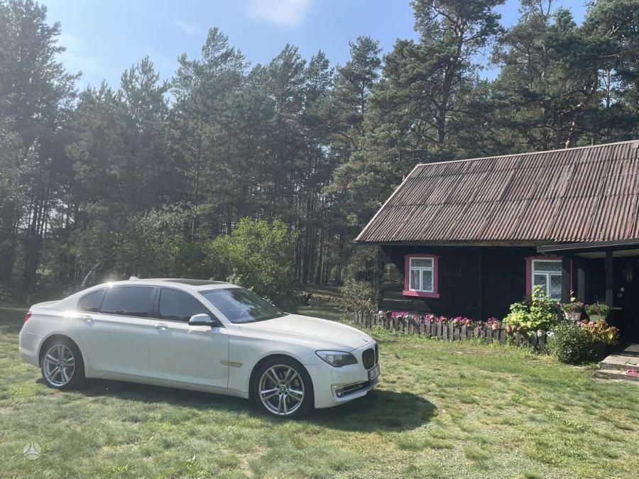 White BMW 740 2013 in Vilnius, with an engine capacity of 2.98 L and mileage of 203 thousand km for 12000 €, photo 10 on AUTOMOTO.COM.LV