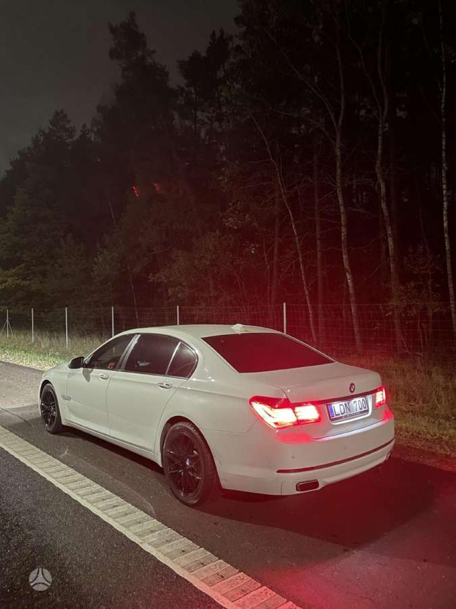 White BMW 740 2013 in Vilnius, with an engine capacity of 2.98 L and mileage of 203 thousand km for 12000 €, photo 15 on AUTOMOTO.COM.LV