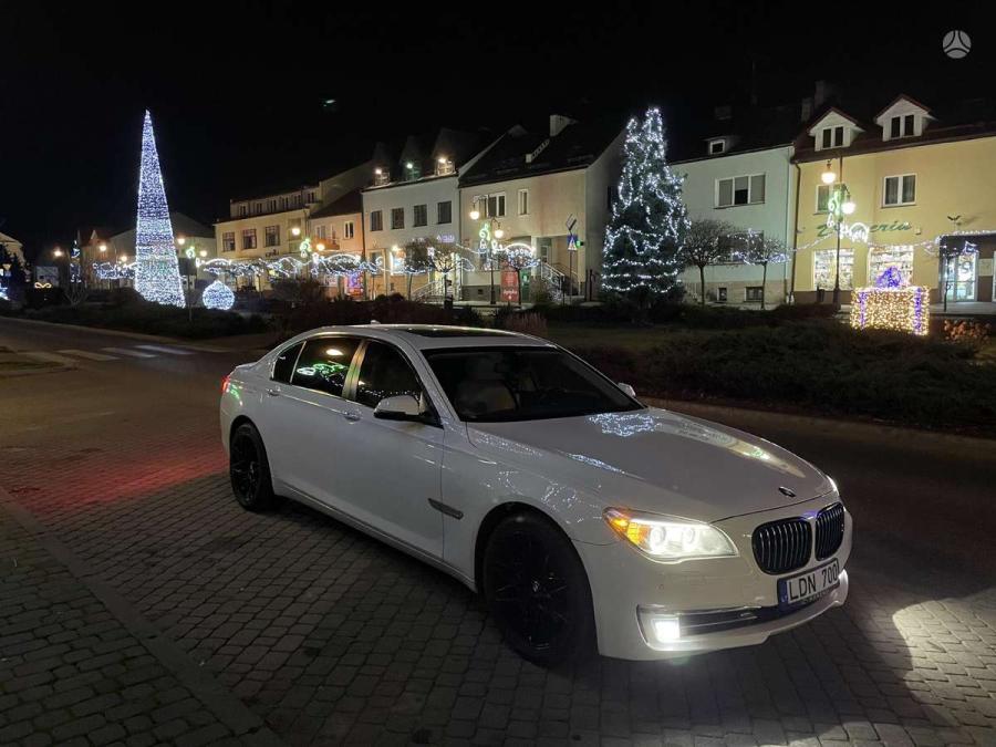White BMW 740 2013 in Vilnius, with an engine capacity of 2.98 L and mileage of 203 thousand km for 12000 €, photo 17 on AUTOMOTO.COM.LV