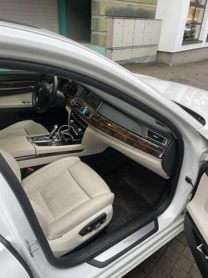 White BMW 740 2013 in Vilnius, with an engine capacity of 2.98 L and mileage of 203 thousand km for 12000 €, photo 20 on AUTOMOTO.COM.LV