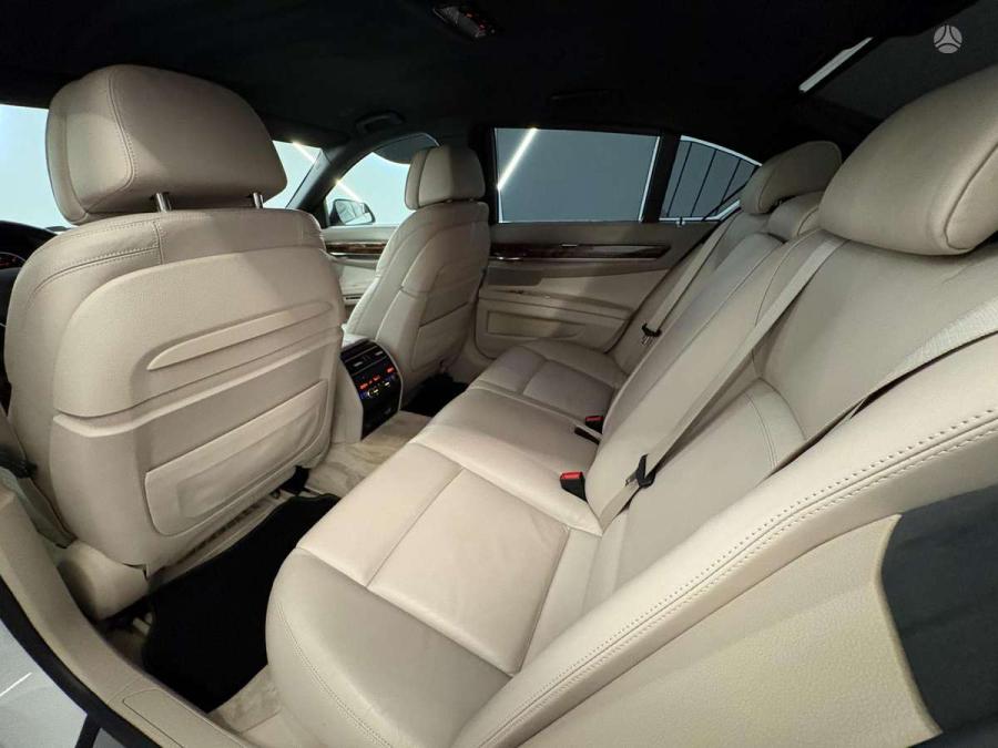 Белый БМВ 740 2013 в Мариямполе, объемом двигателя 2.99 л и пробегом 290 тыс. км за 12450 €, фото 22 на AUTOMOTO.COM.LV