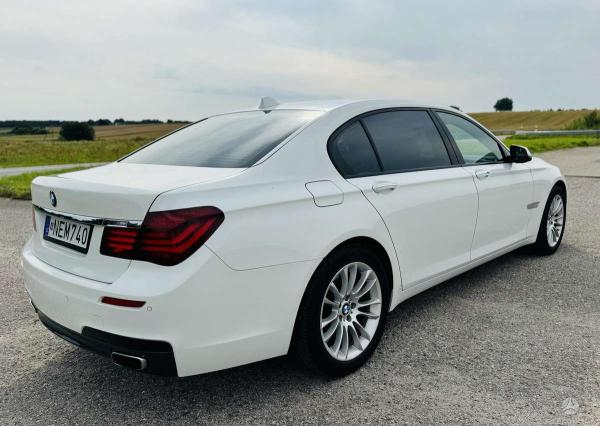 White BMW 740 2013 in Kretinga, with an engine capacity of 2.98 L and mileage of 225 thousand km for 13900 €, photo 4 on AUTOMOTO.COM.LV
