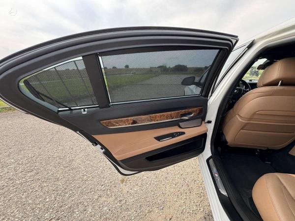 White BMW 740 2013 in Kretinga, with an engine capacity of 2.98 L and mileage of 225 thousand km for 13900 €, photo 8 on AUTOMOTO.COM.LV
