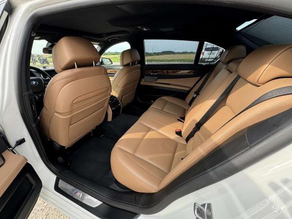 White BMW 740 2013 in Kretinga, with an engine capacity of 2.98 L and mileage of 225 thousand km for 13900 €, photo 9 on AUTOMOTO.COM.LV