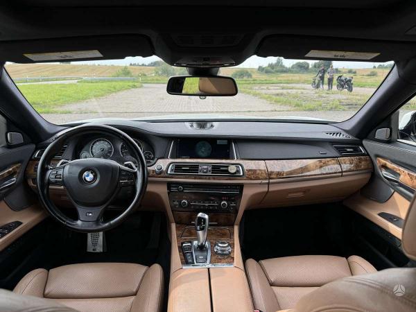 White BMW 740 2013 in Kretinga, with an engine capacity of 2.98 L and mileage of 225 thousand km for 13900 €, photo 10 on AUTOMOTO.COM.LV