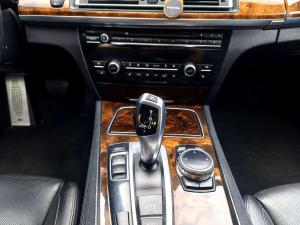 Balts BMW 740 2014 Šauļi, ar dzinēja tilpumu 2.98 L un nobraukumu 227 tūkst. km par 13500 €, foto 17 vietnē AUTOMOTO.COM.LV