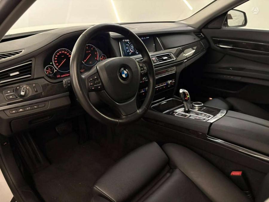 Balts BMW 740 2014 Marijampole, ar dzinēja tilpumu 2.99 L un nobraukumu 243 tūkst. km par 14850 €, foto 3 vietnē AUTOMOTO.COM.LV