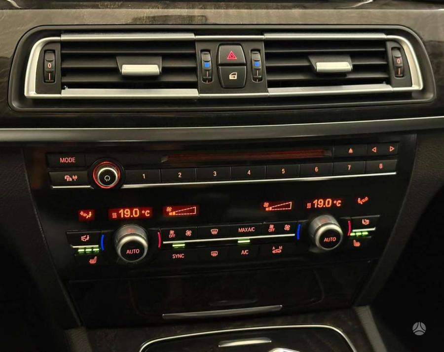 Balts BMW 740 2014 Marijampole, ar dzinēja tilpumu 2.99 L un nobraukumu 243 tūkst. km par 14850 €, foto 11 vietnē AUTOMOTO.COM.LV