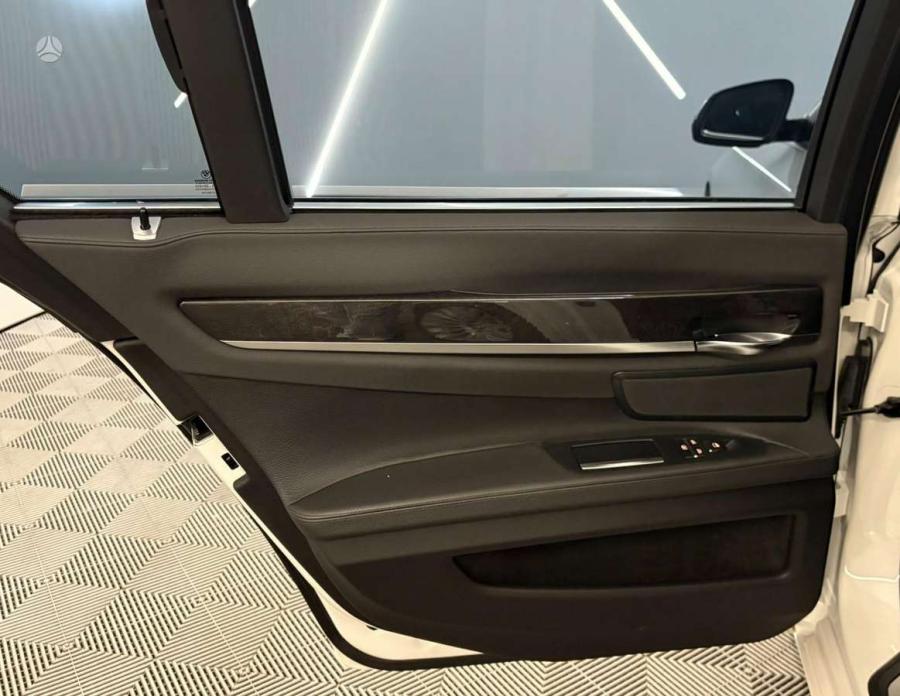 Balts BMW 740 2014 Marijampole, ar dzinēja tilpumu 2.99 L un nobraukumu 243 tūkst. km par 14850 €, foto 23 vietnē AUTOMOTO.COM.LV