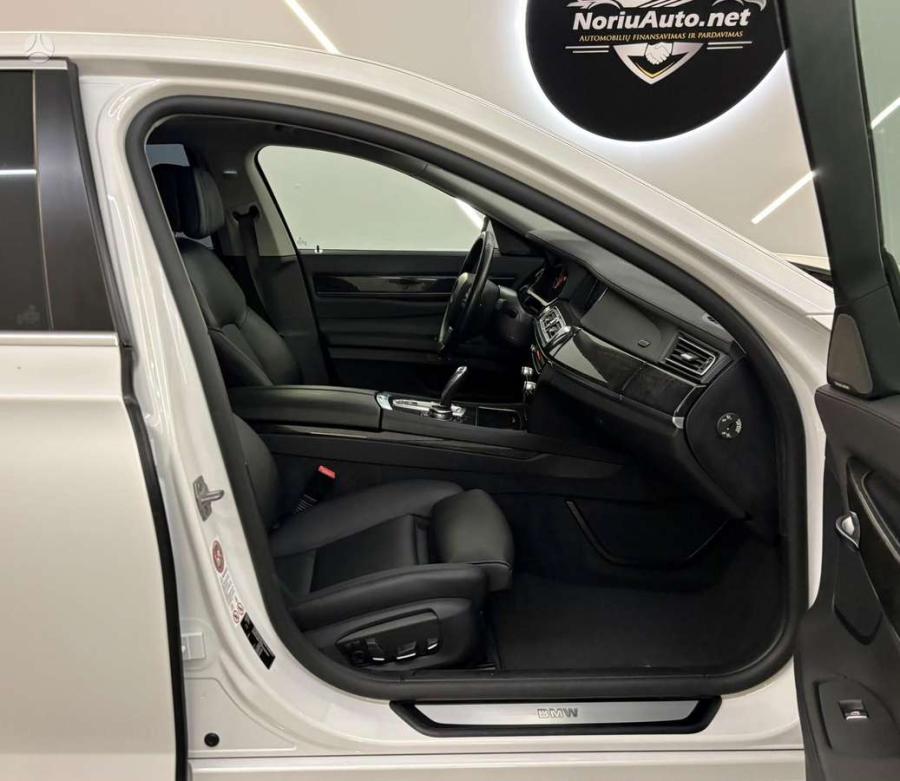 Balts BMW 740 2014 Marijampole, ar dzinēja tilpumu 2.99 L un nobraukumu 243 tūkst. km par 14850 €, foto 24 vietnē AUTOMOTO.COM.LV