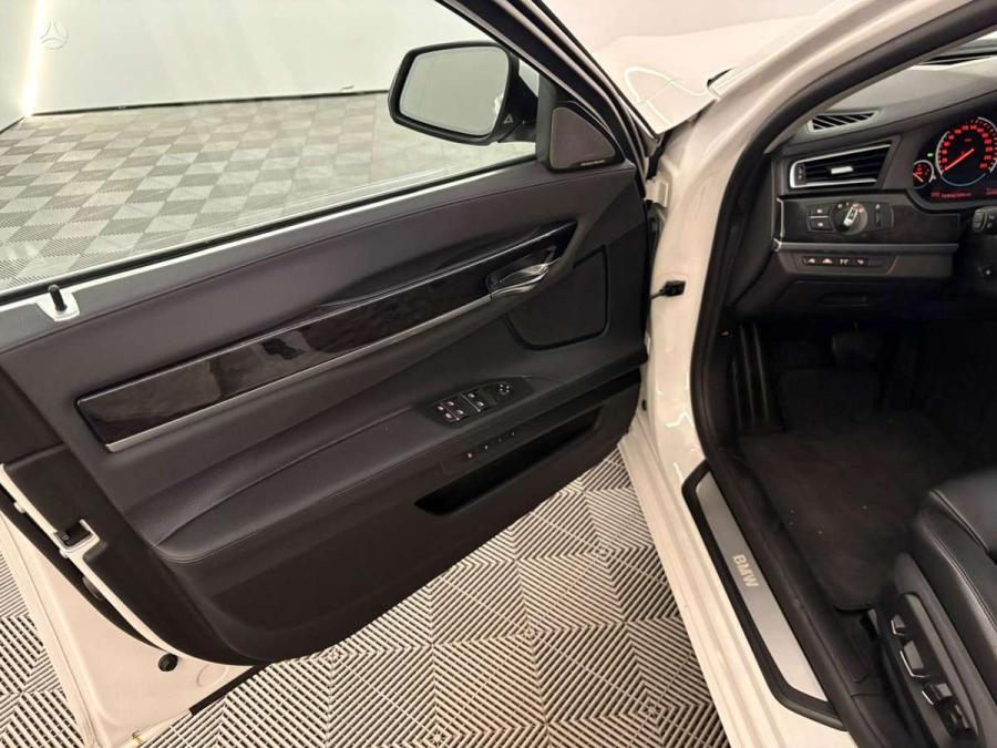 Balts BMW 740 2014 Marijampole, ar dzinēja tilpumu 2.99 L un nobraukumu 243 tūkst. km par 14850 €, foto 37 vietnē AUTOMOTO.COM.LV