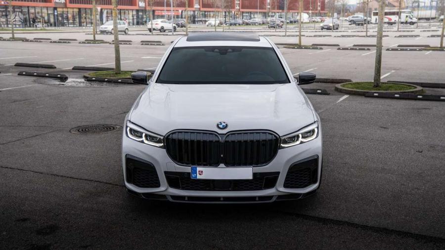 White BMW 740 2016 in Klaipeda, with an engine capacity of 3.00 L and mileage of 159 thousand km for 30000 €, photo 1 on AUTOMOTO.COM.LV