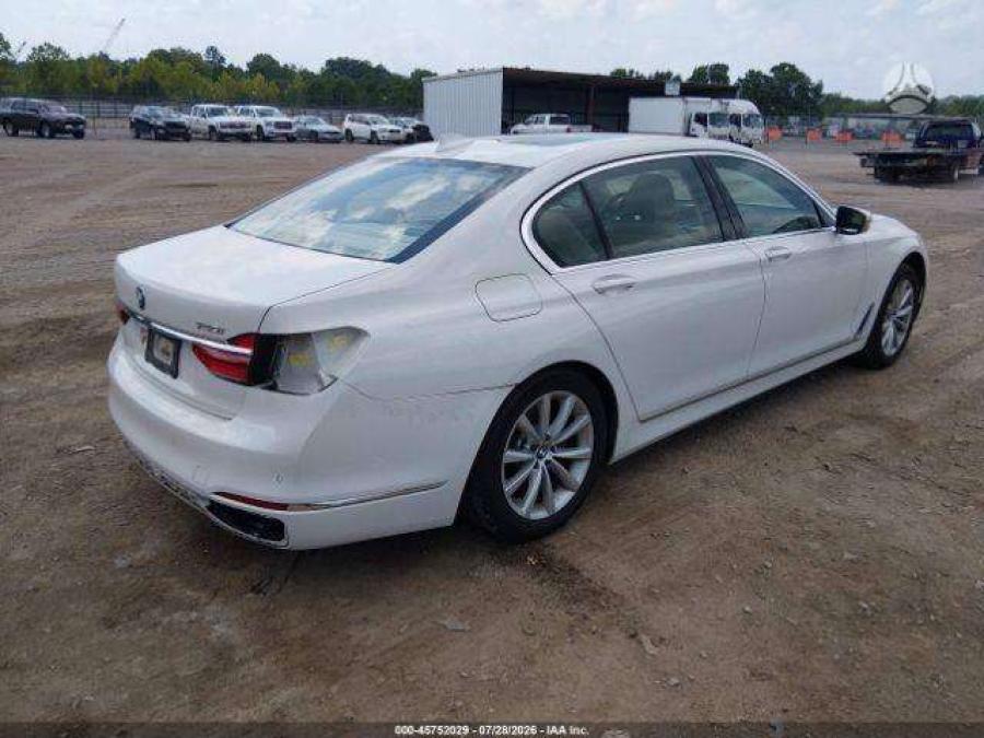 White BMW 740 2017 in Klaipeda, with an engine capacity of 0.00 L and mileage of 182 thousand km for 5700 €, photo 5 on AUTOMOTO.COM.LV