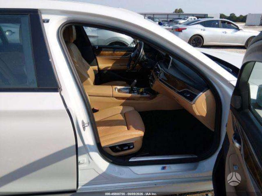 White BMW 740 2017 in Klaipeda, with an engine capacity of 3.00 L and mileage of 155 thousand km for 10600 €, photo 10 on AUTOMOTO.COM.LV