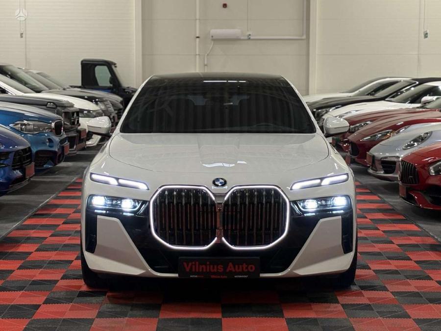 White BMW 740 2023 in Vilnius, with an engine capacity of 2.99 L and mileage of 63 thousand km for 87990 €, photo 2 on AUTOMOTO.COM.LV