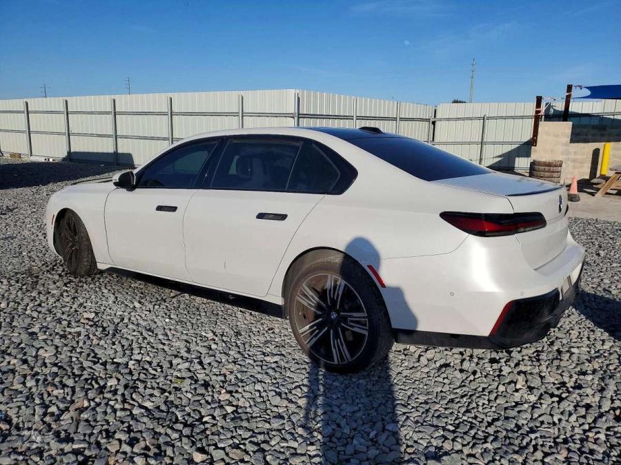 White BMW 740 2023 in Vilnius, with an engine capacity of 3.00 L and mileage of 118 thousand km for 45500 €, photo 3 on AUTOMOTO.COM.LV
