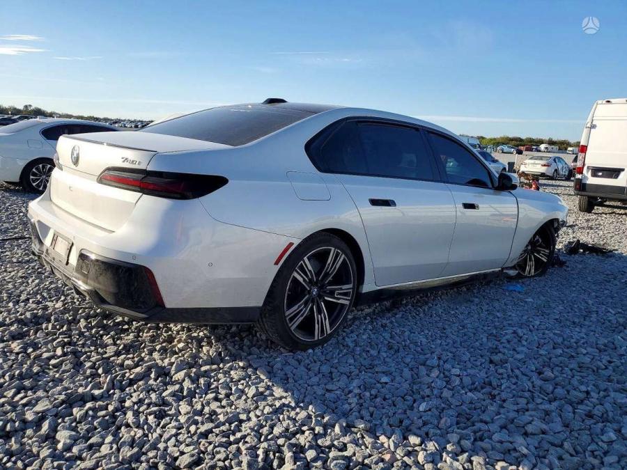 White BMW 740 2023 in Vilnius, with an engine capacity of 3.00 L and mileage of 118 thousand km for 45500 €, photo 4 on AUTOMOTO.COM.LV