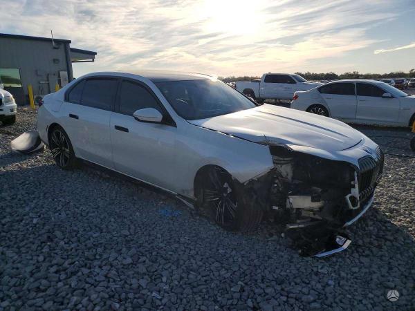 White BMW 740 2023 in Vilnius, with an engine capacity of 3.00 L and mileage of 118 thousand km for 45500 €, photo 4 on AUTOMOTO.COM.LV