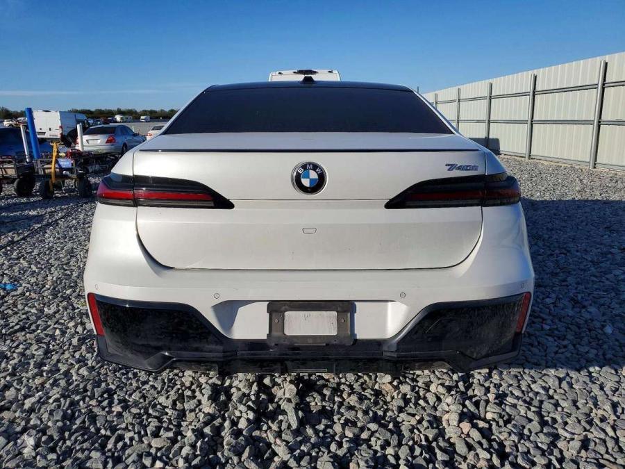 White BMW 740 2023 in Vilnius, with an engine capacity of 3.00 L and mileage of 118 thousand km for 45500 €, photo 7 on AUTOMOTO.COM.LV