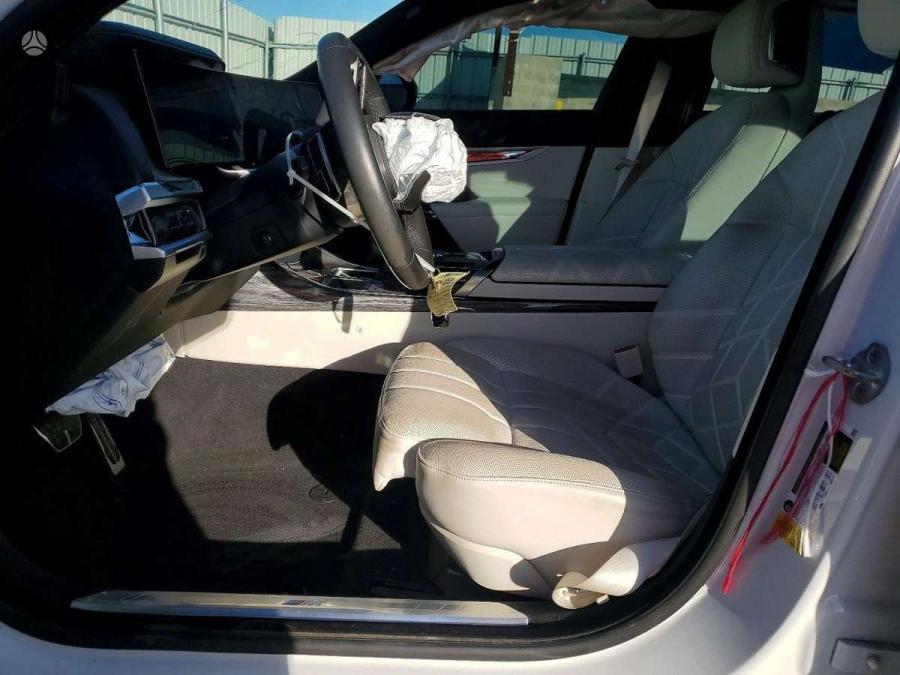 White BMW 740 2023 in Vilnius, with an engine capacity of 3.00 L and mileage of 118 thousand km for 45500 €, photo 8 on AUTOMOTO.COM.LV